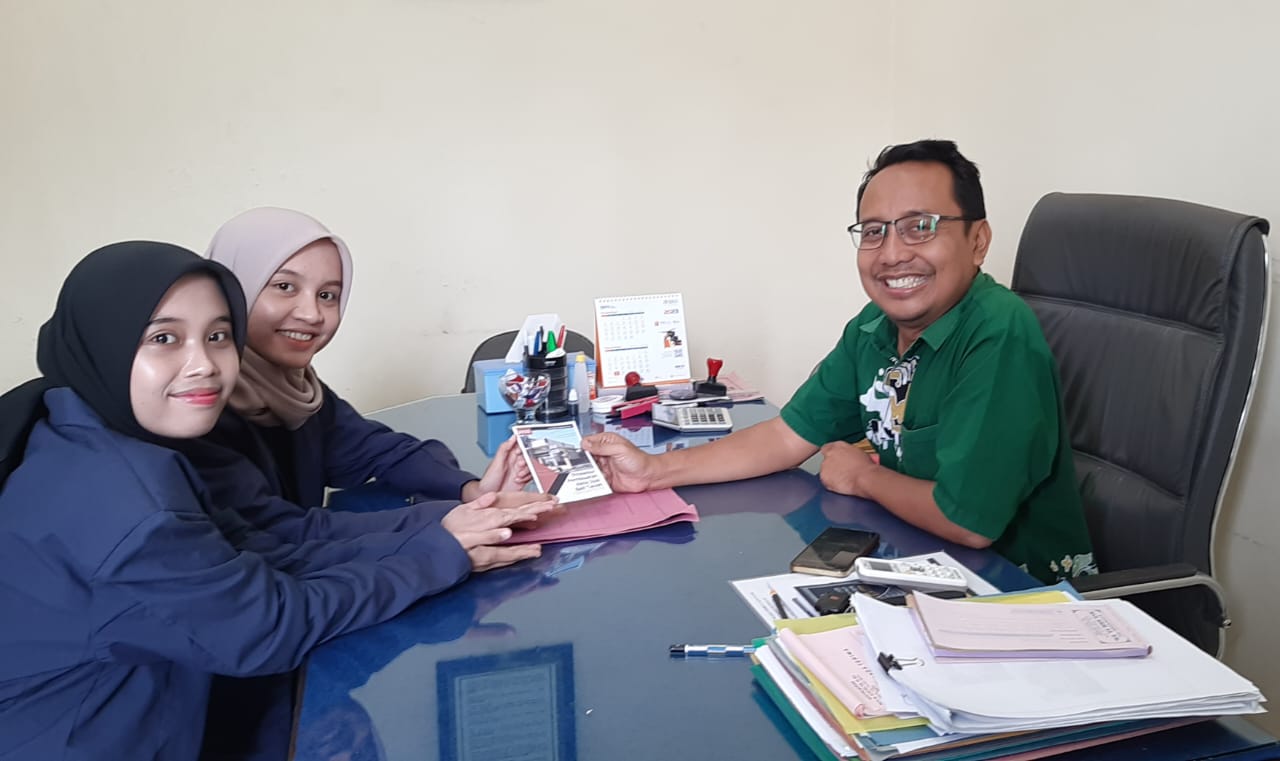 Penyerahan Buku Saku Mahasiswa FH UTM kepada Notaris Sururi